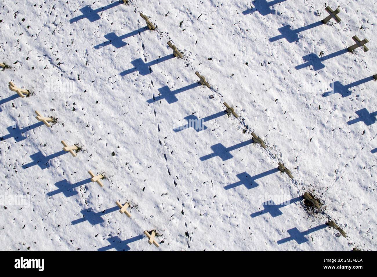 La ilustración muestra una vista aérea del cementerio militar de Saint ...