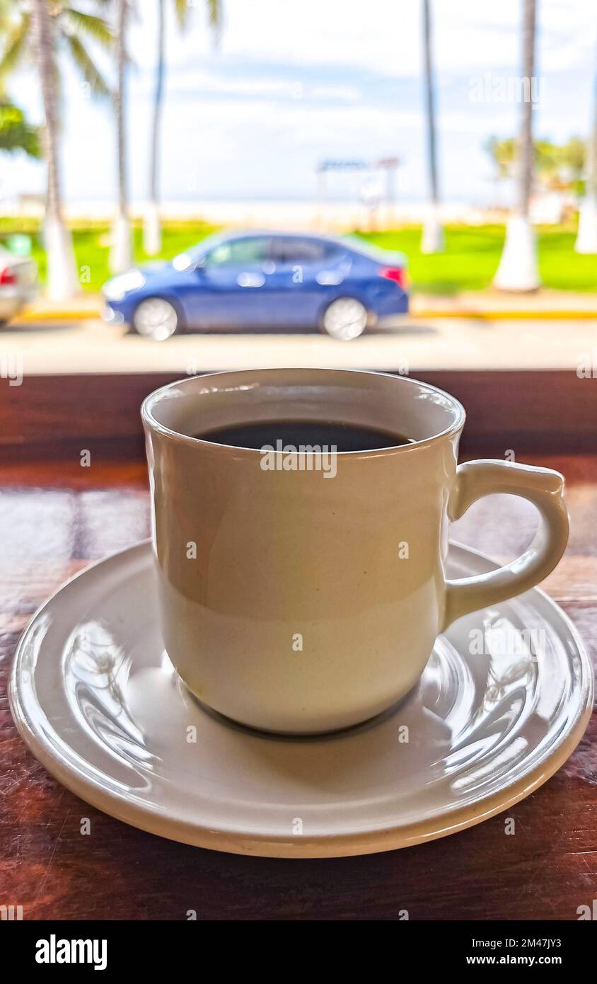 Taza De Café Americano Negro Con Cuchara Y Plato Sobre Comida De Mesa Y Bebida En El Restaurante