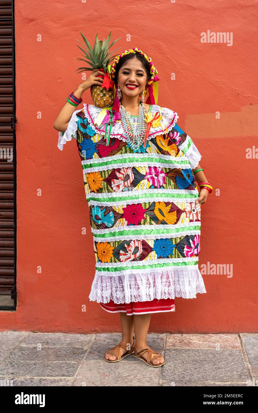 Una Joven Bailarina De La Compañía De Danza Flor De Pina De San Juan
