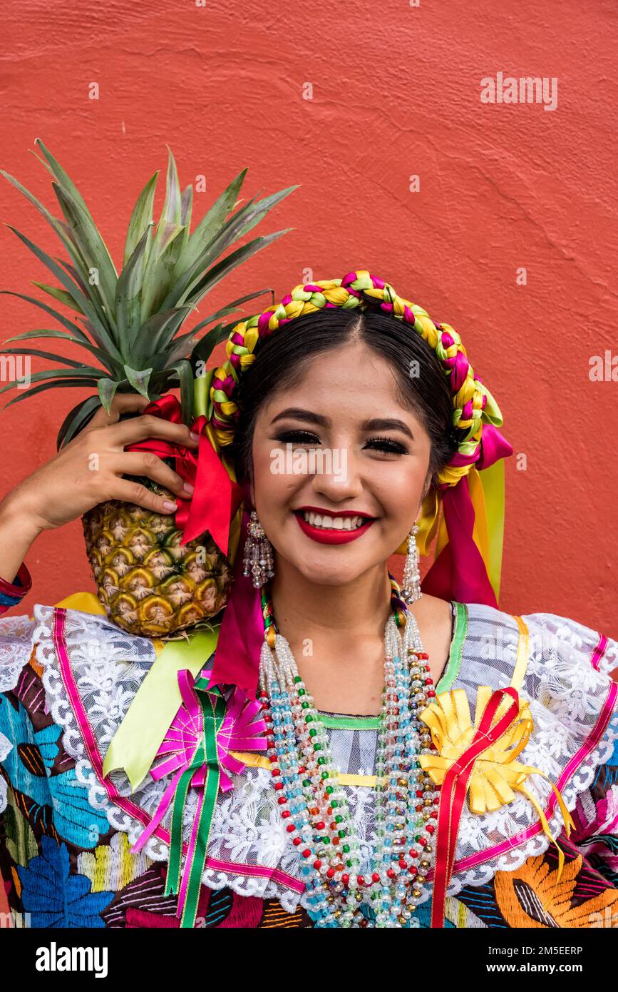 Una Joven Bailarina De La Compañía De Danza Flor De Pina De San Juan