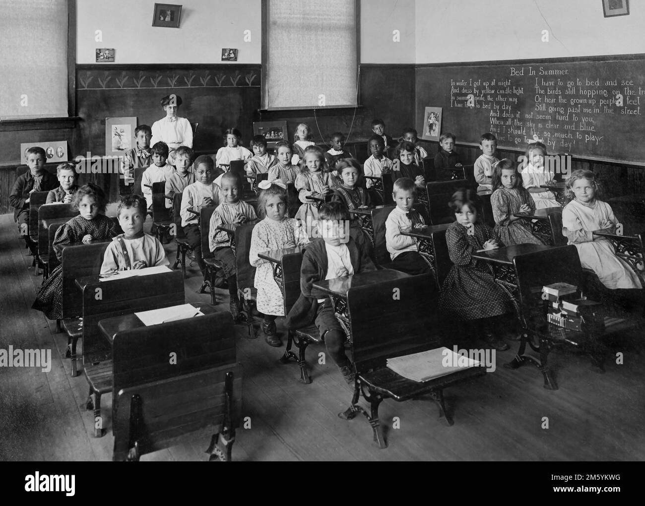 Los niños del aula de la escuela primaria se sientan en sus escritorios ... Los niños del aula de la escuela primaria se sientan en sus escritorios ...