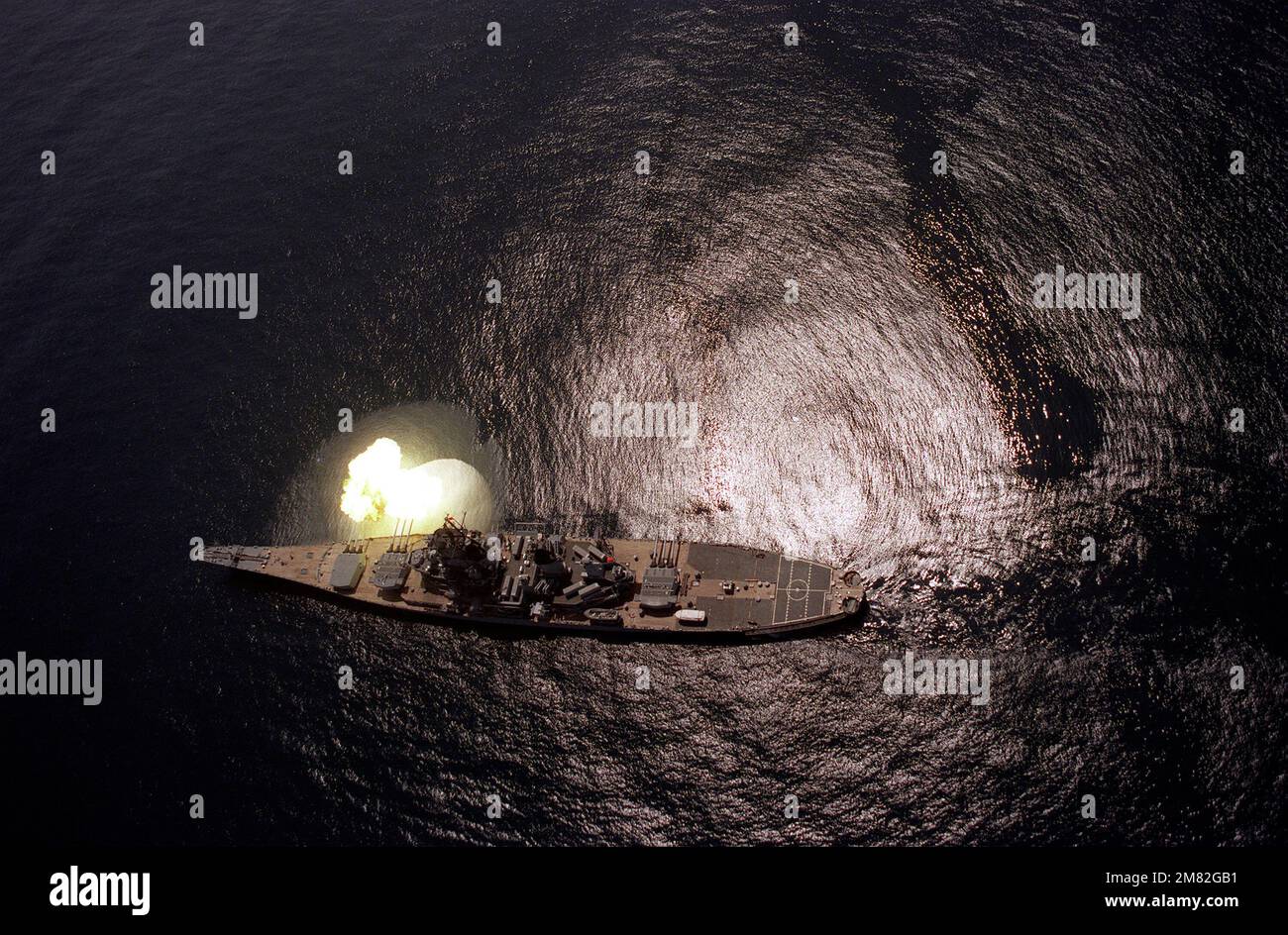 Una Vista Aérea Del Acorazado Uss Iowa Bb 61 Disparando A Estribor