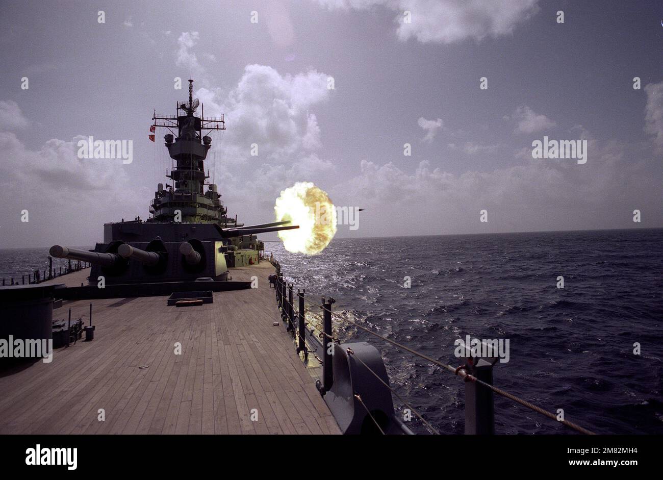 El Acorazado Uss Iowa Bb 61 Dispara Una Ronda Desde Su Torreta De