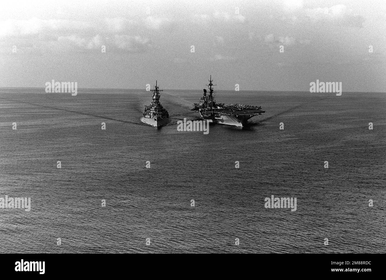 Una Proa A La Vista Del Acorazado Uss Iowa Bb 61 Y El Portaaviones