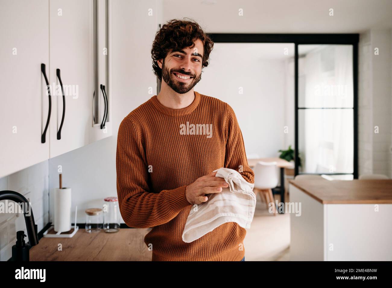 Secarse las manos fotografías e imágenes de alta resolución - Alamy