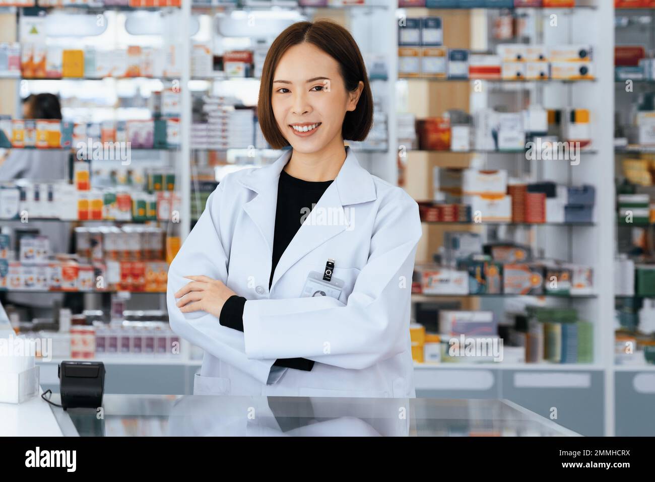 Retrato de joven farmacéutico afable y farmacéutico cualificado, envase ...