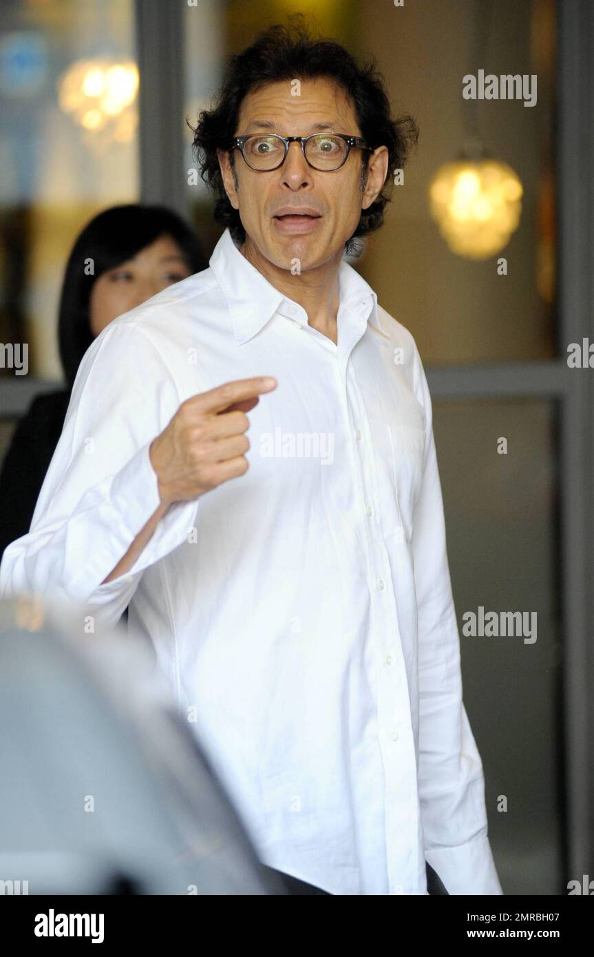 El actor Jeff Goldblum hace algunas caras divertidas cuando sale de su ...
