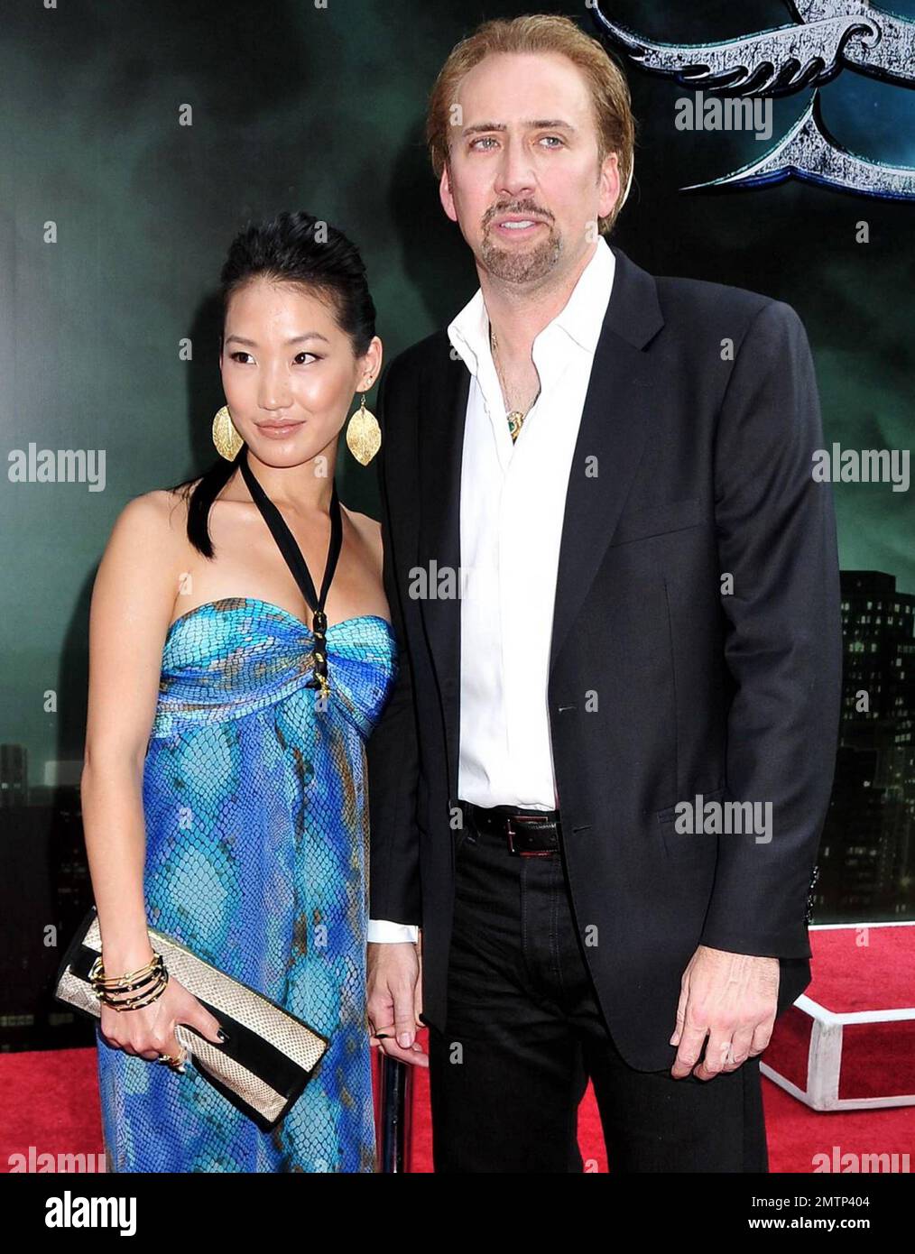 Nicolas Cage Y Su Esposa Alice Kim Cage Caminan Por La Alfombra Roja