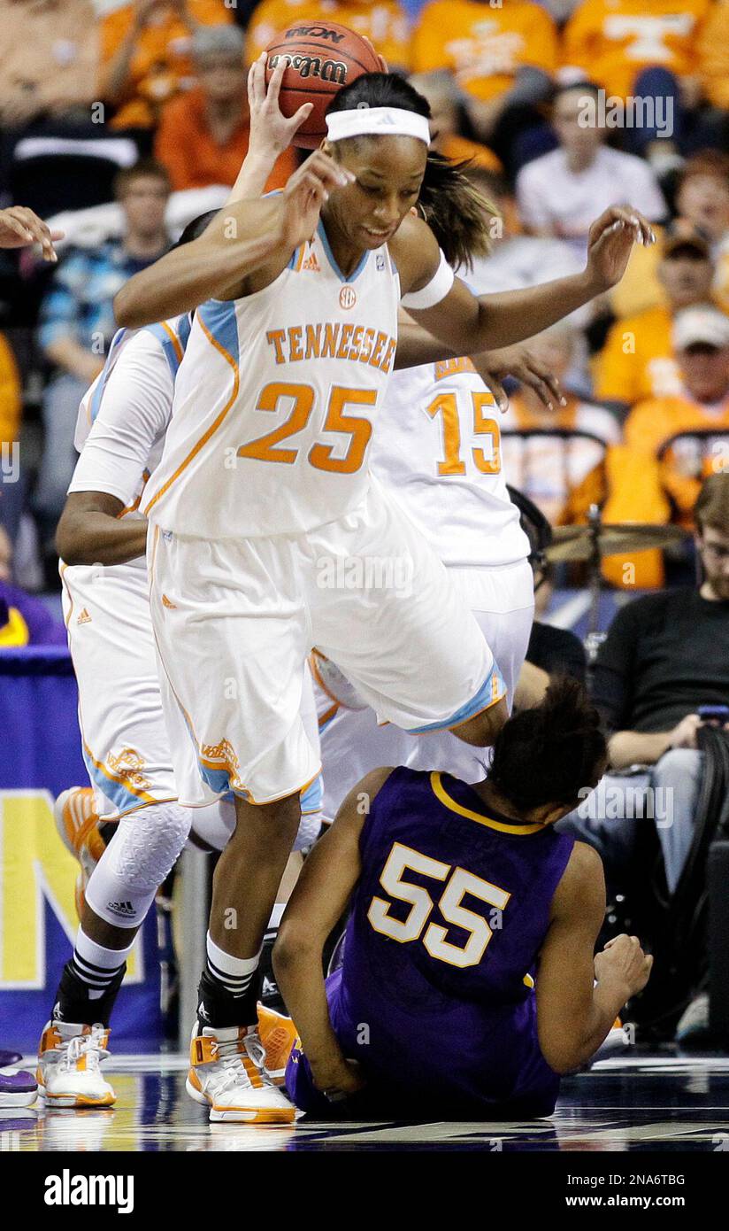 Tennessee Forward Glory Johnson 25 Knees Lsu Forward Lasondra Barrett