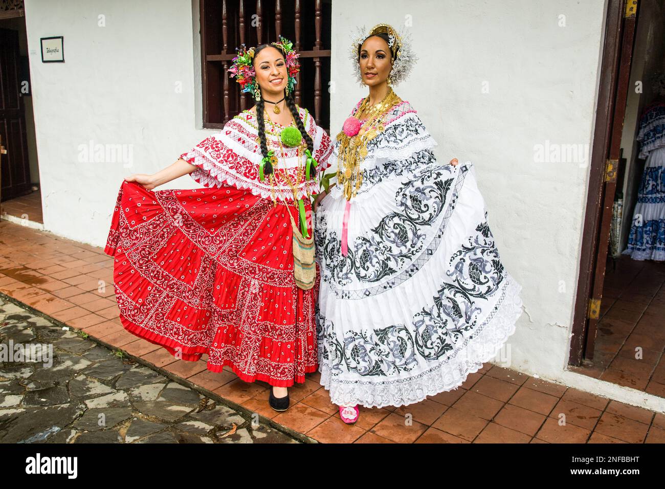 Dos Mujeres Panameñas Que Visten La Colorida Pollera Tradicional El