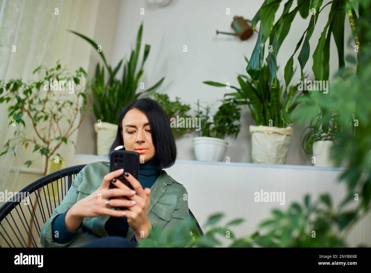 Mujer Mantener Teléfono Móvil Y Navegar Por Internet Escribir Mensaje Sentarse En El Sillón En