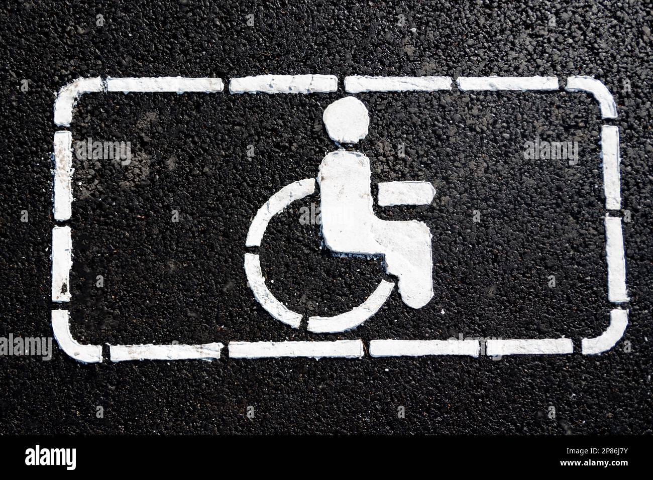 Símbolo de handicap en carretera. Señalización vial en el asfalto con ... Símbolo de handicap en carretera. Señalización vial en el asfalto con ...