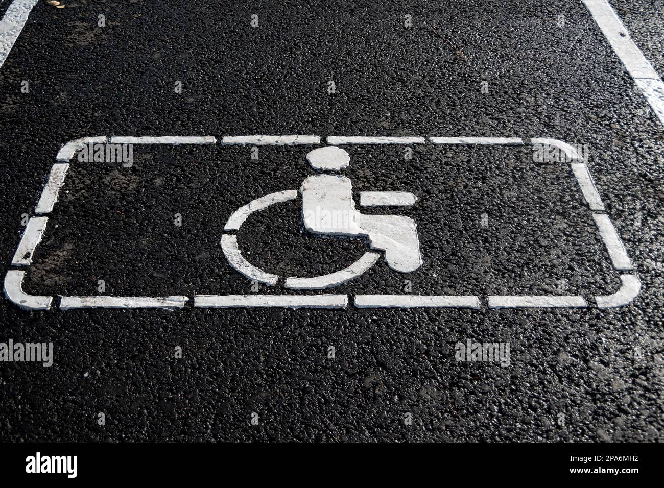 Símbolo de handicap en carretera. Señalización vial en el asfalto con ... Símbolo de handicap en carretera. Señalización vial en el asfalto con ...