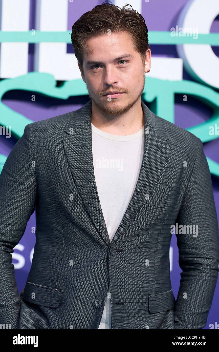 Dylan Sprouse Asiste Al Estreno De Beautiful Disaster En Callao