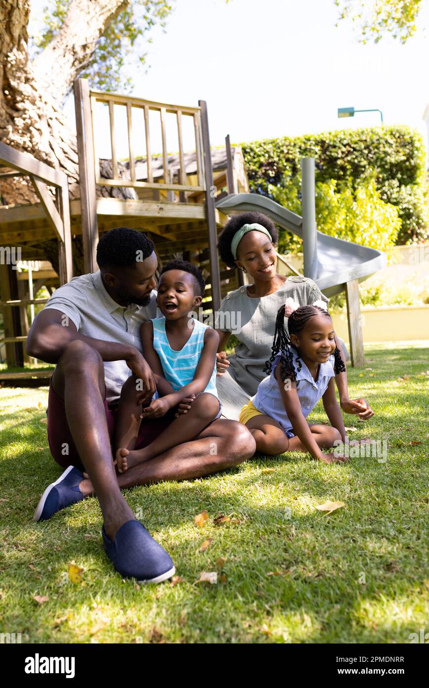 Padres afroamericanos hablando y jugando con los niños mientras se ... Padres afroamericanos hablando y jugando con los niños mientras se ...