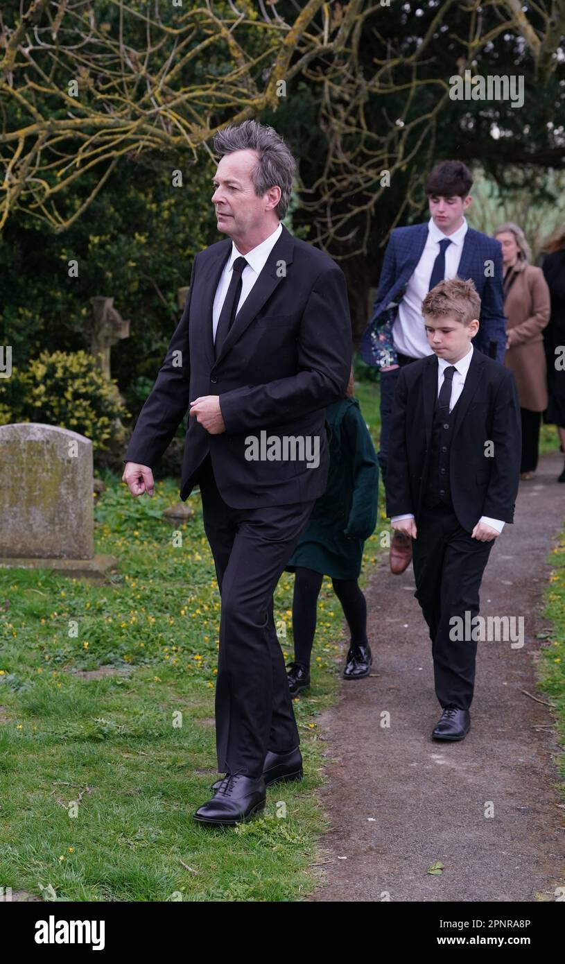 El Comediante Julian Clary Llega Para El Funeral De Paul Ogrady En La