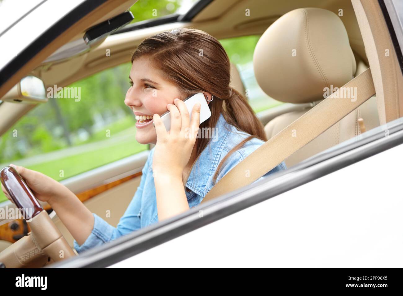 ¿quieres Un Ascensor En Mi Coche Nuevo Una Joven Adolescente Sentada