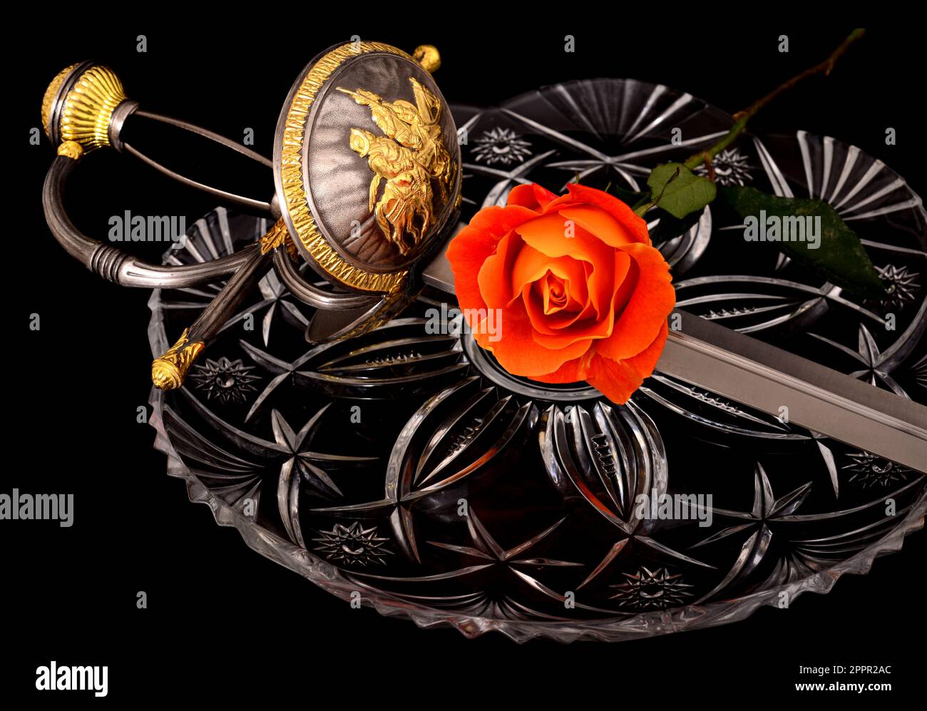 Espada y rosa en cristal que simboliza la guerra y la paz Fotografía de ...