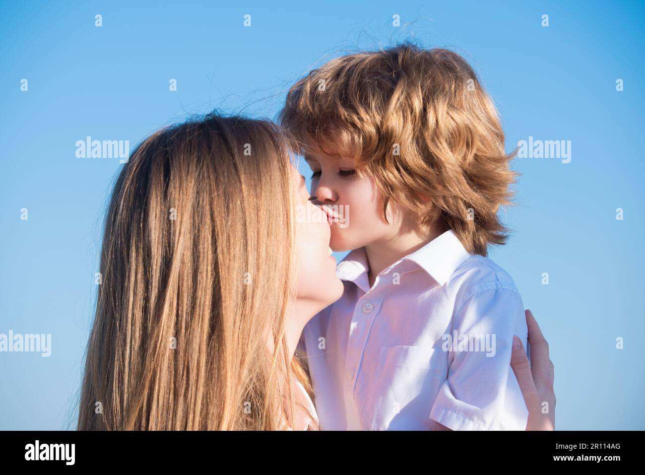 Las Madres Aman Closeup Retrato De Madre E Hijo Besándose Madre Abrazando Y Abrazando Hijo