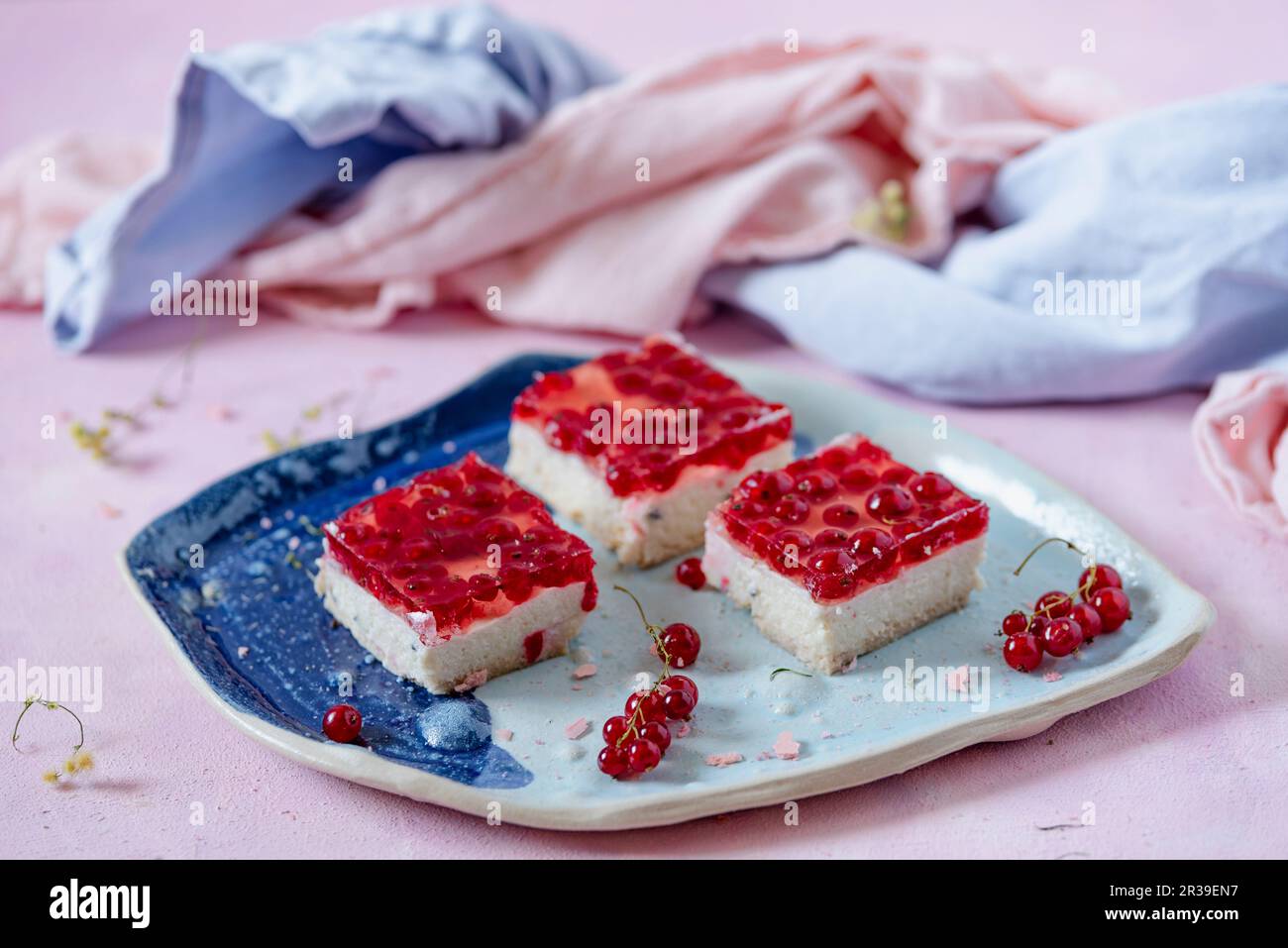 Pintura de color rojo grosella fotografías e imágenes de alta ...