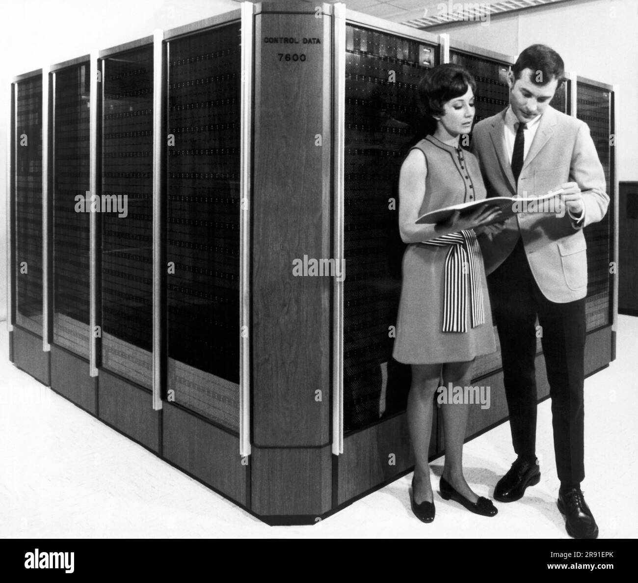 Chippewa Falls Wisconsin Diciembre De 1968 Dos Trabajadores De Control Data Corporation Con El