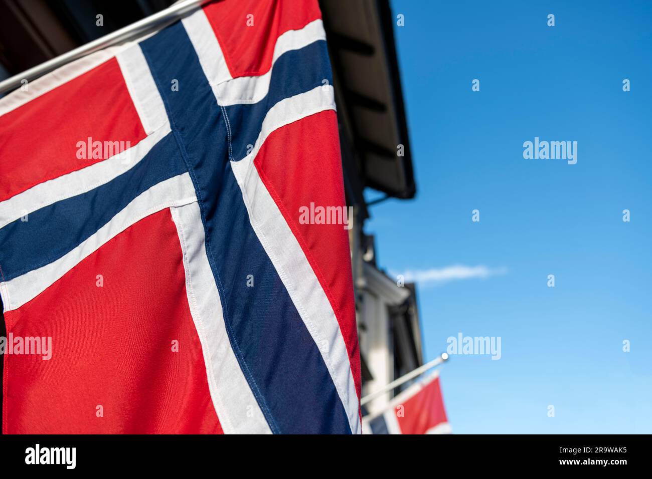 Bandera nacional de Noruega en la ciudad de Tromso - Foto de stock ...