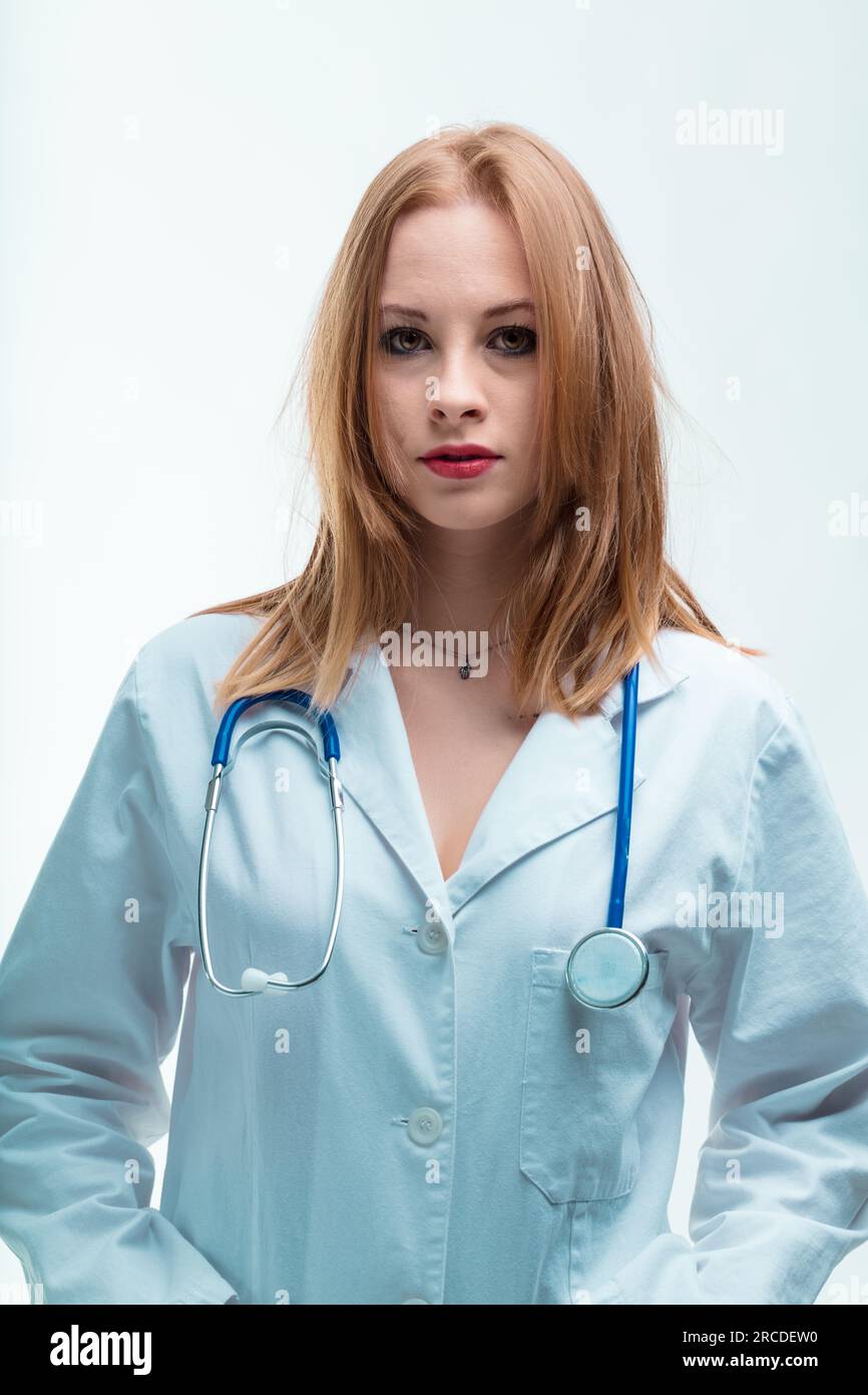 Médico rojizo-rubio sobre un fondo blanco. Meticuloso y preparado ...