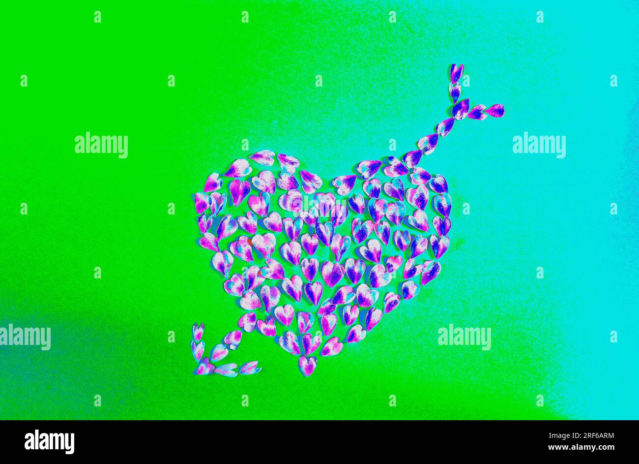 Corazón Hecho De Muchos Corazones Pequeños Perforados Con La Flecha De Cupido Desgarrando El