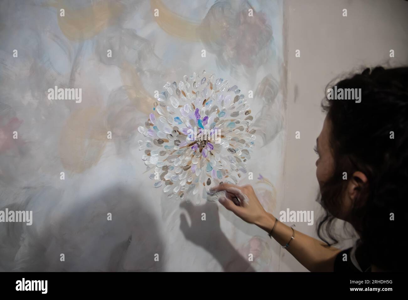 Una mujer pintora pintando las paredes de la habitación pintando ...