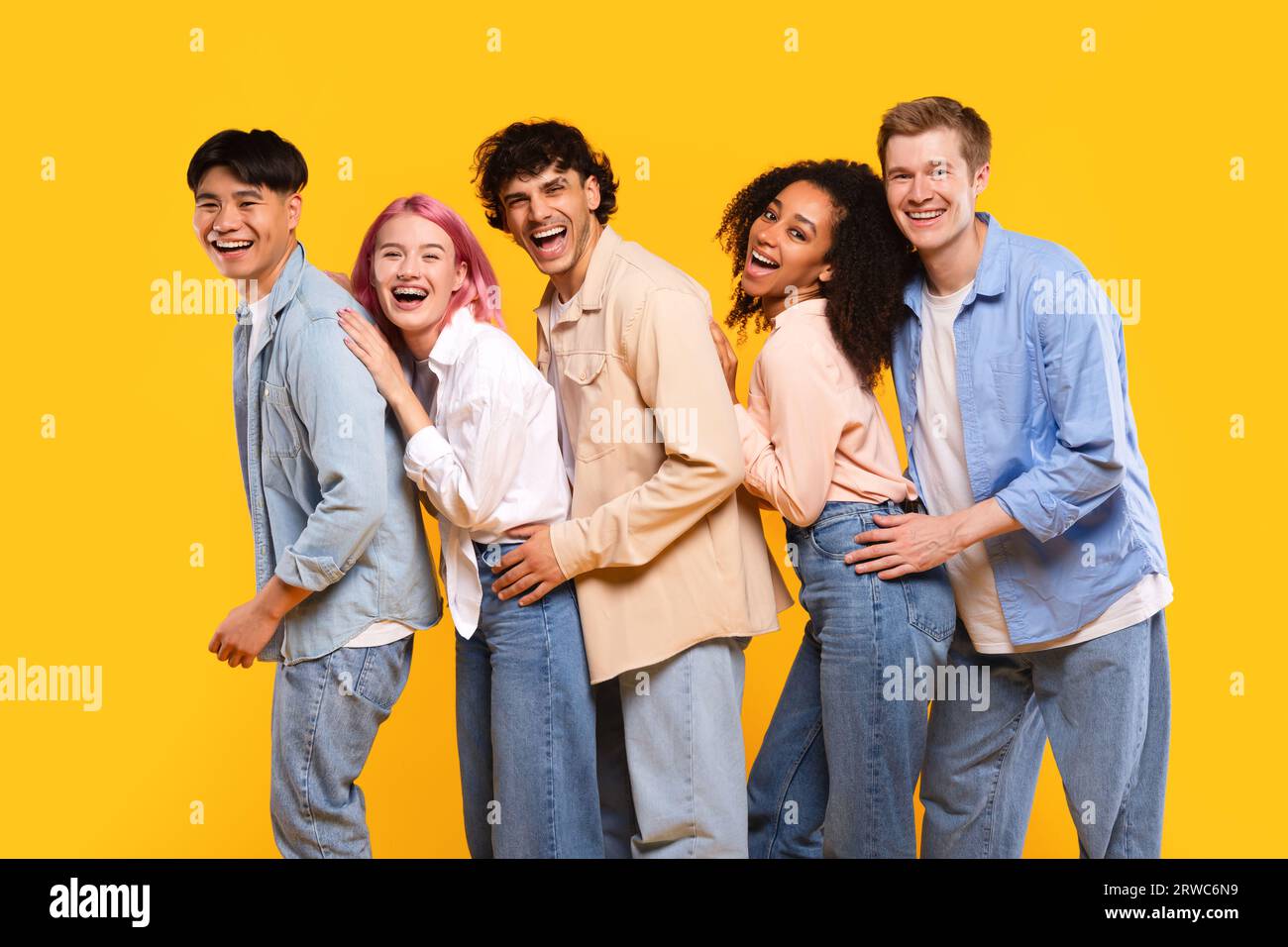 Grupo De Amigos Adolescentes Riendo