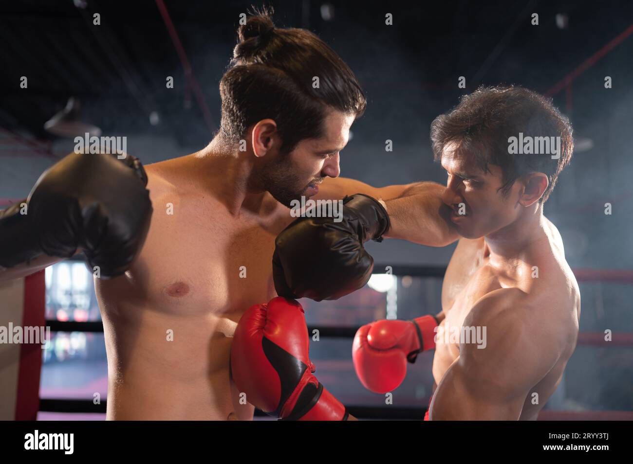 El uso del codo es una de las armas de Muay Thai que se utiliza para ... El uso del codo es una de las armas de Muay Thai que se utiliza para ...