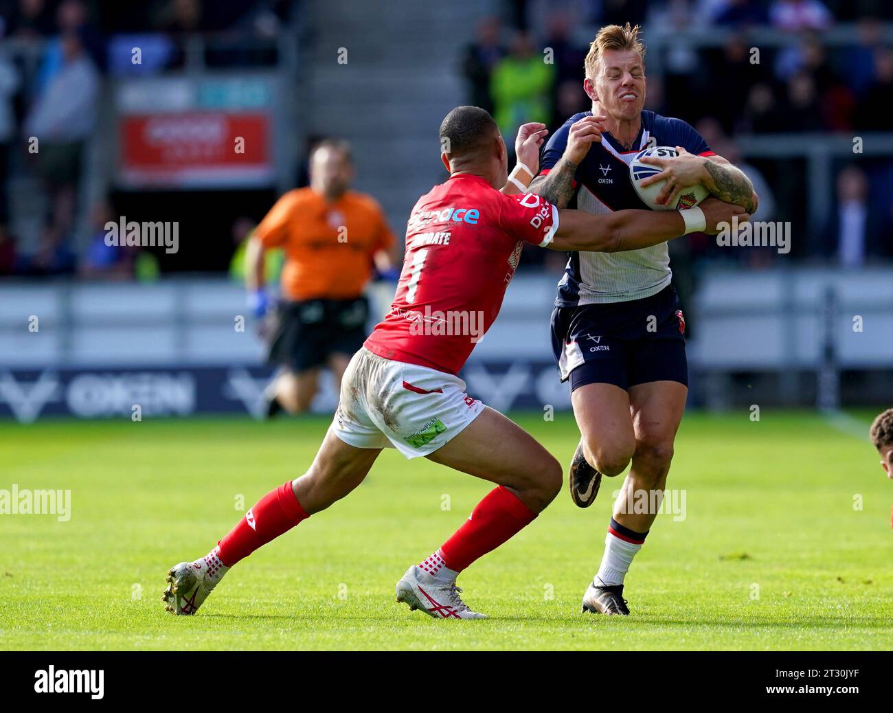 Tom Johnstone de Inglaterra es abordado por William Hopoate de Tonga ...