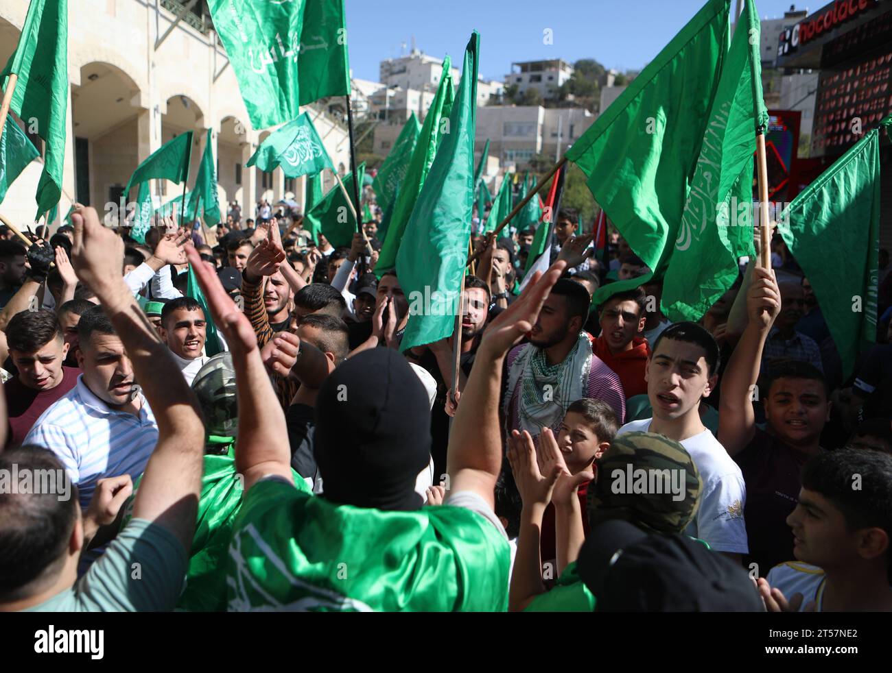 Los Palestinos Sostienen La Bandera Amarilla De Fatah Y La Bandera