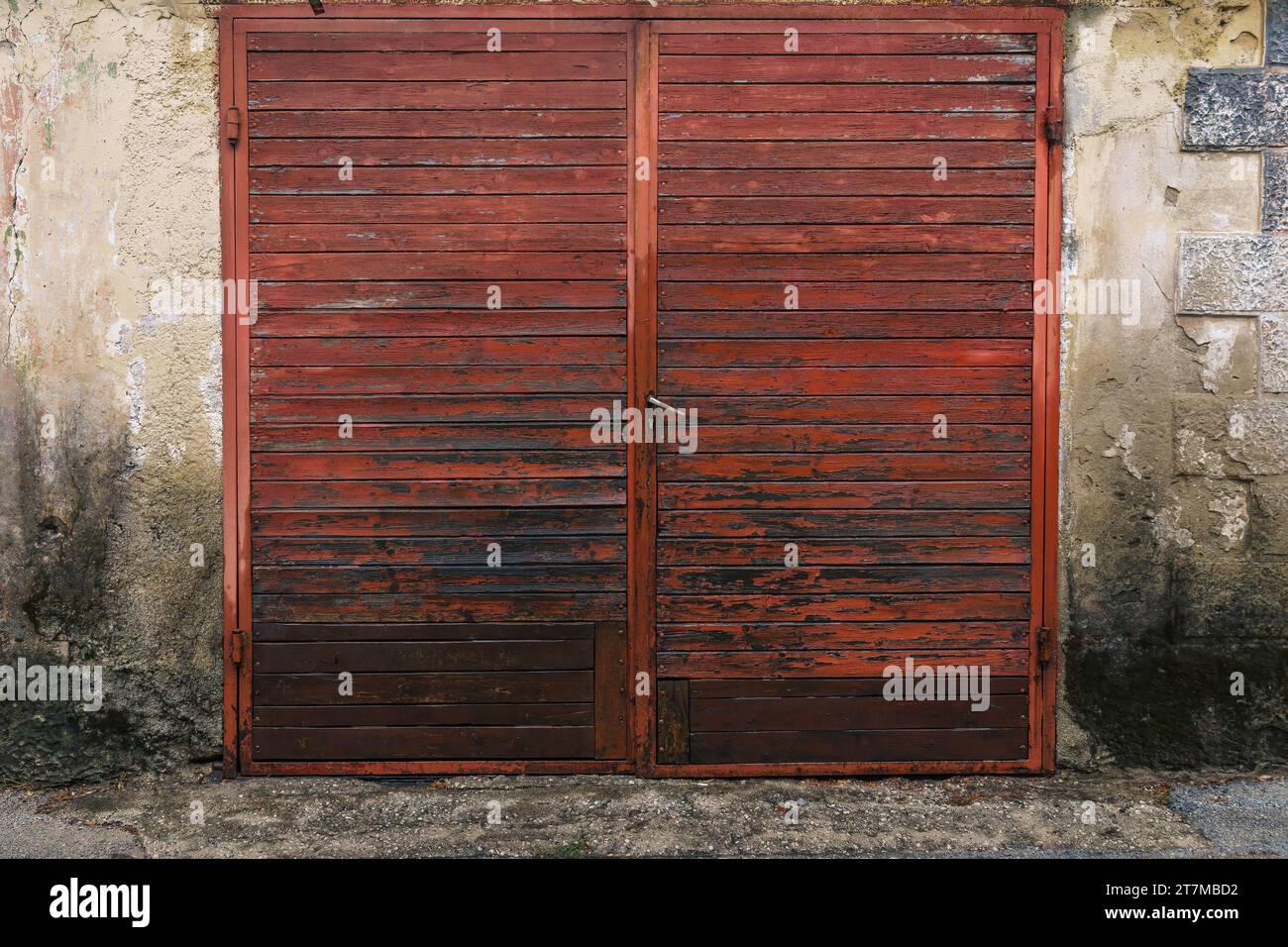 Puertas Dobles De Madera Roja Y Paredes De Cemento Desgastadas De Un