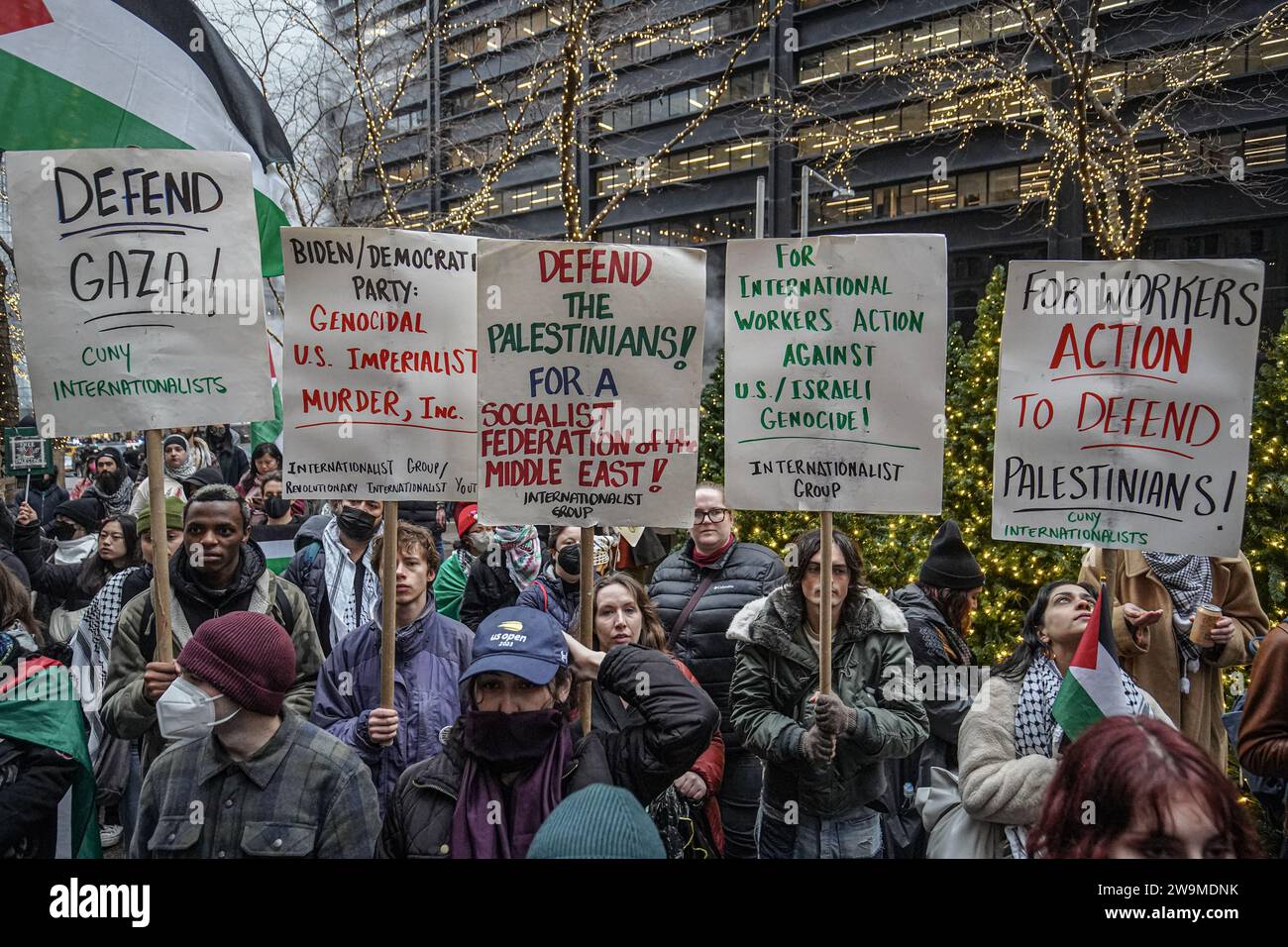 La Gente Sostiene Pancartas Durante La Manifestación El 28 De