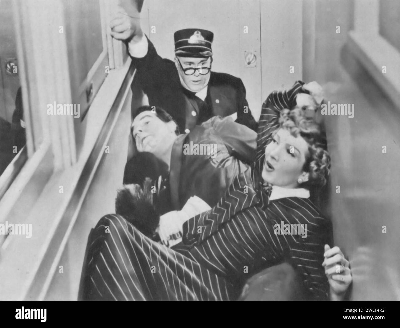 Laudette Colbert, Fred MacMurray y Harry Hayden protagonizan 'Family ...