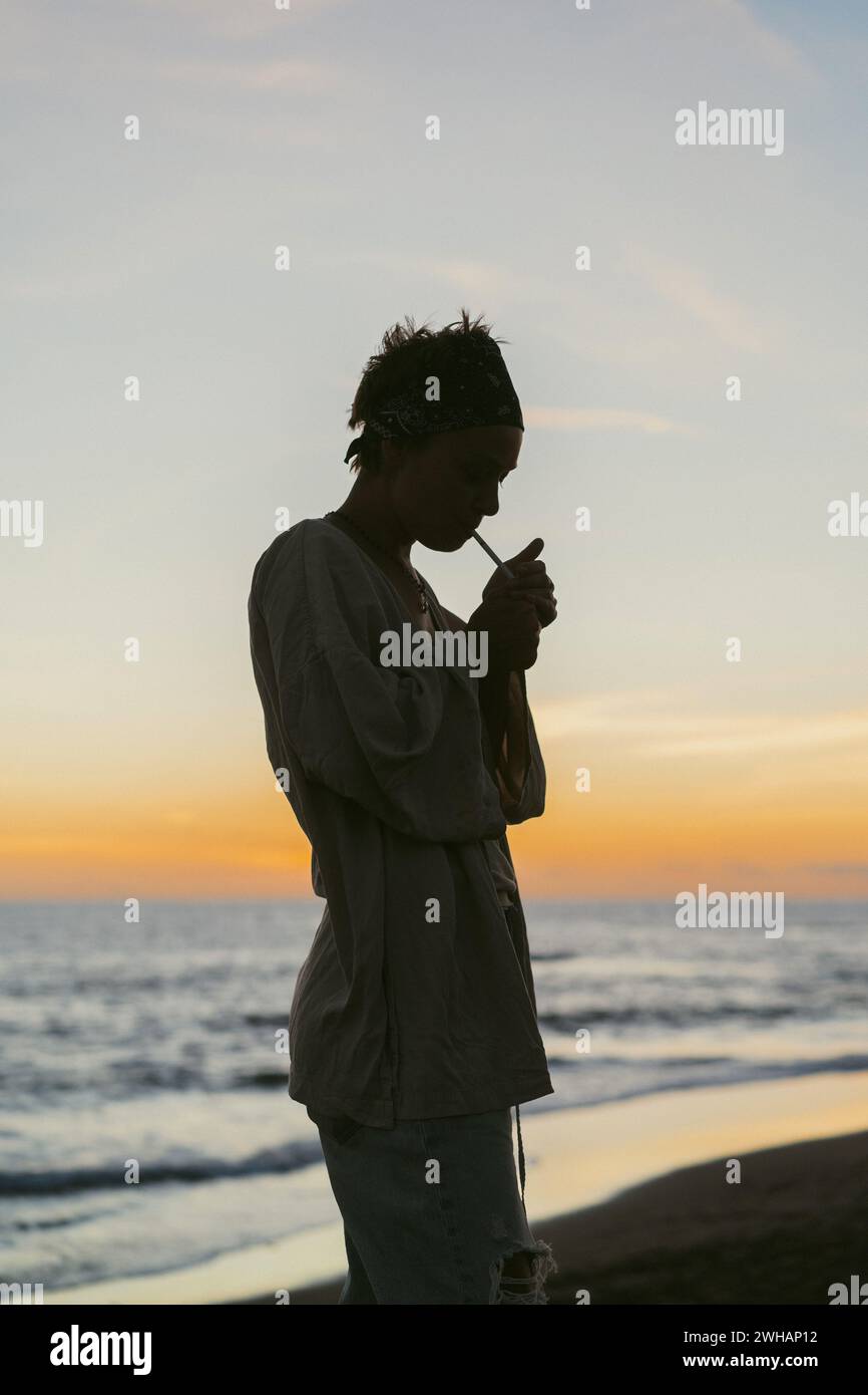 Encendiendo Un Cigarrillo Gif