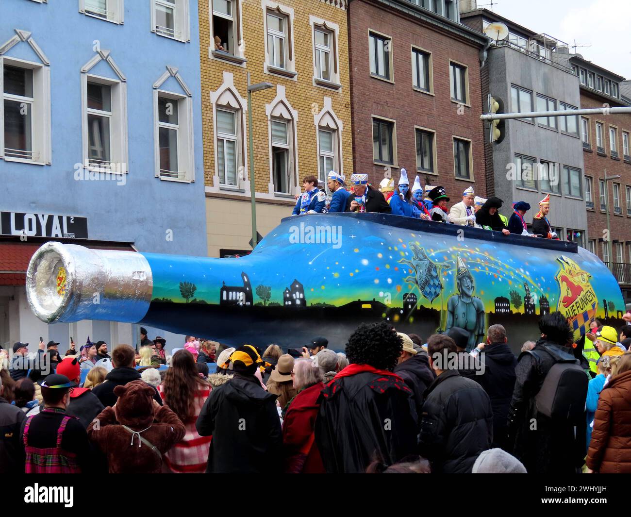 Ein prachtvoller Wagen, Blaue Funken - mitten im Narrentreiben laengs ...