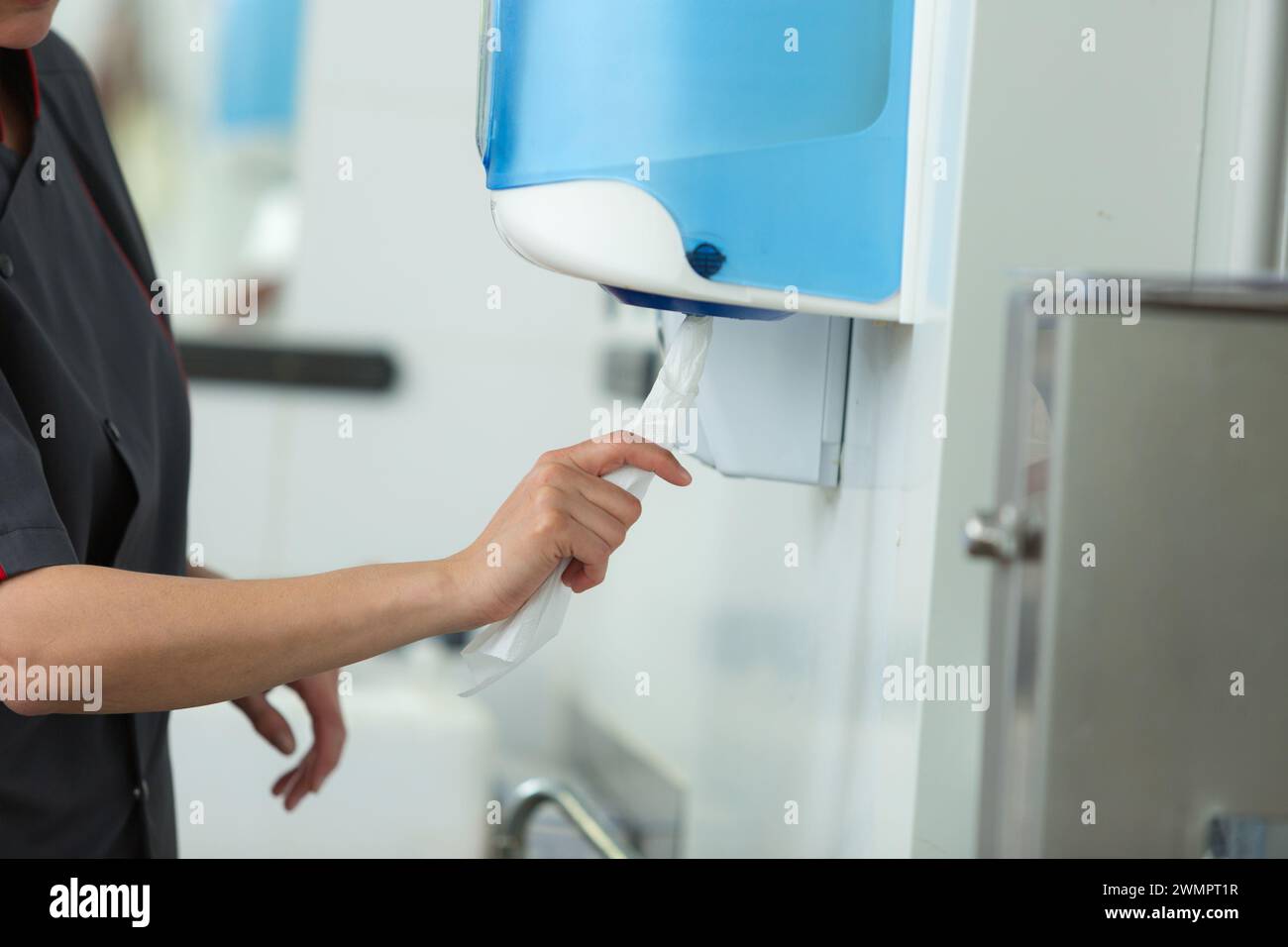 Secarse las manos fotografías e imágenes de alta resolución - Alamy