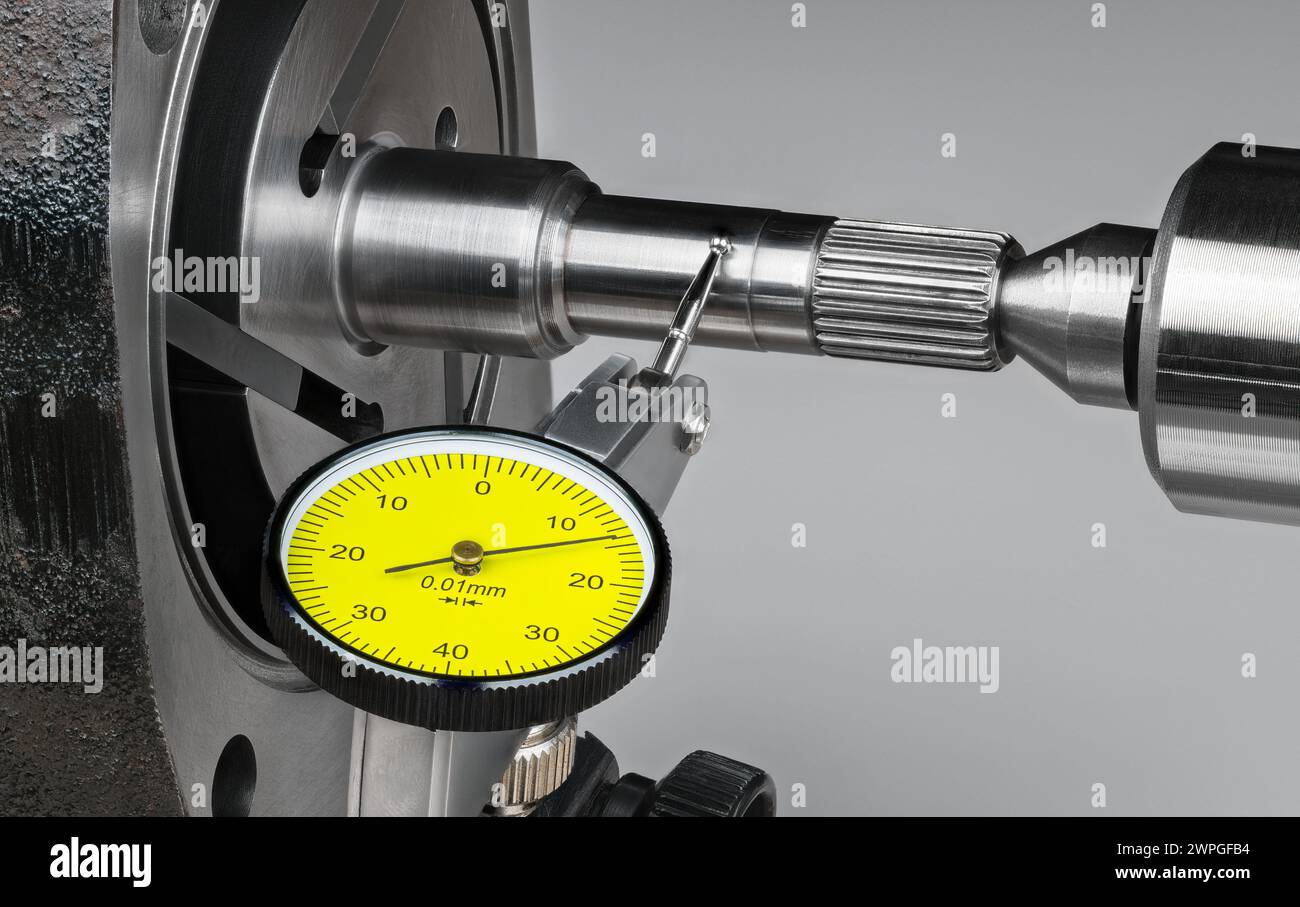 Closeup Una medición de agotamiento del eje por indicador de prueba de ...