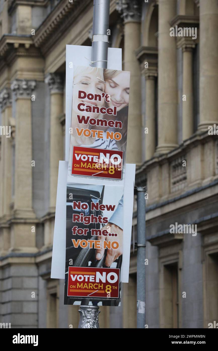 Carteles En Dublín Mientras Irlanda Celebra Referendos Sobre Los