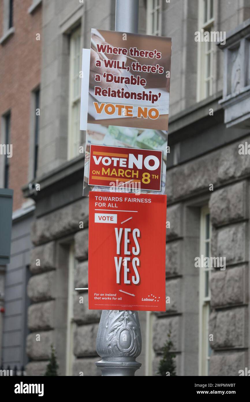Carteles En Dublín Mientras Irlanda Celebra Referendos Sobre Los
