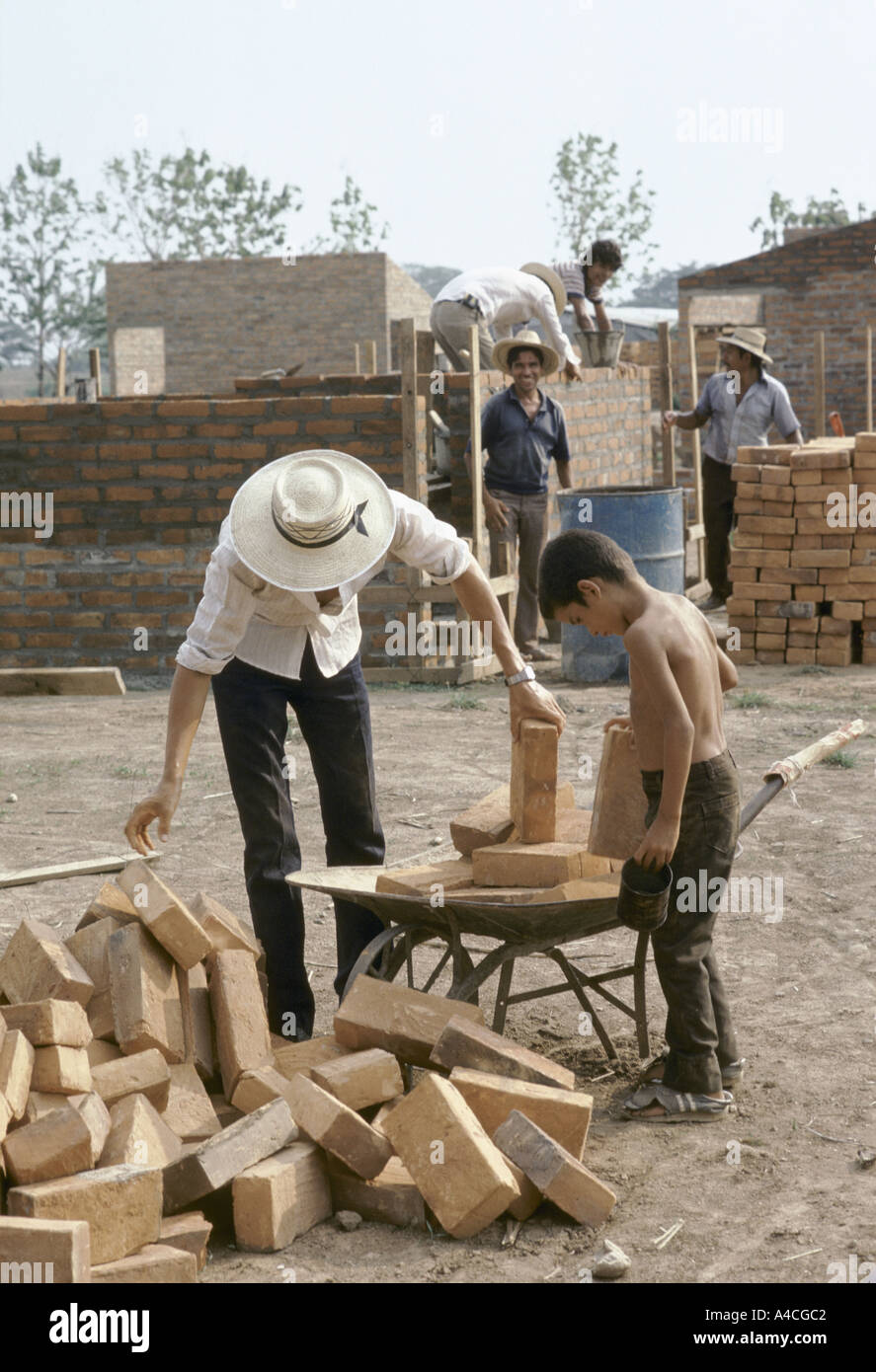 Hombres Contruyendo Casas