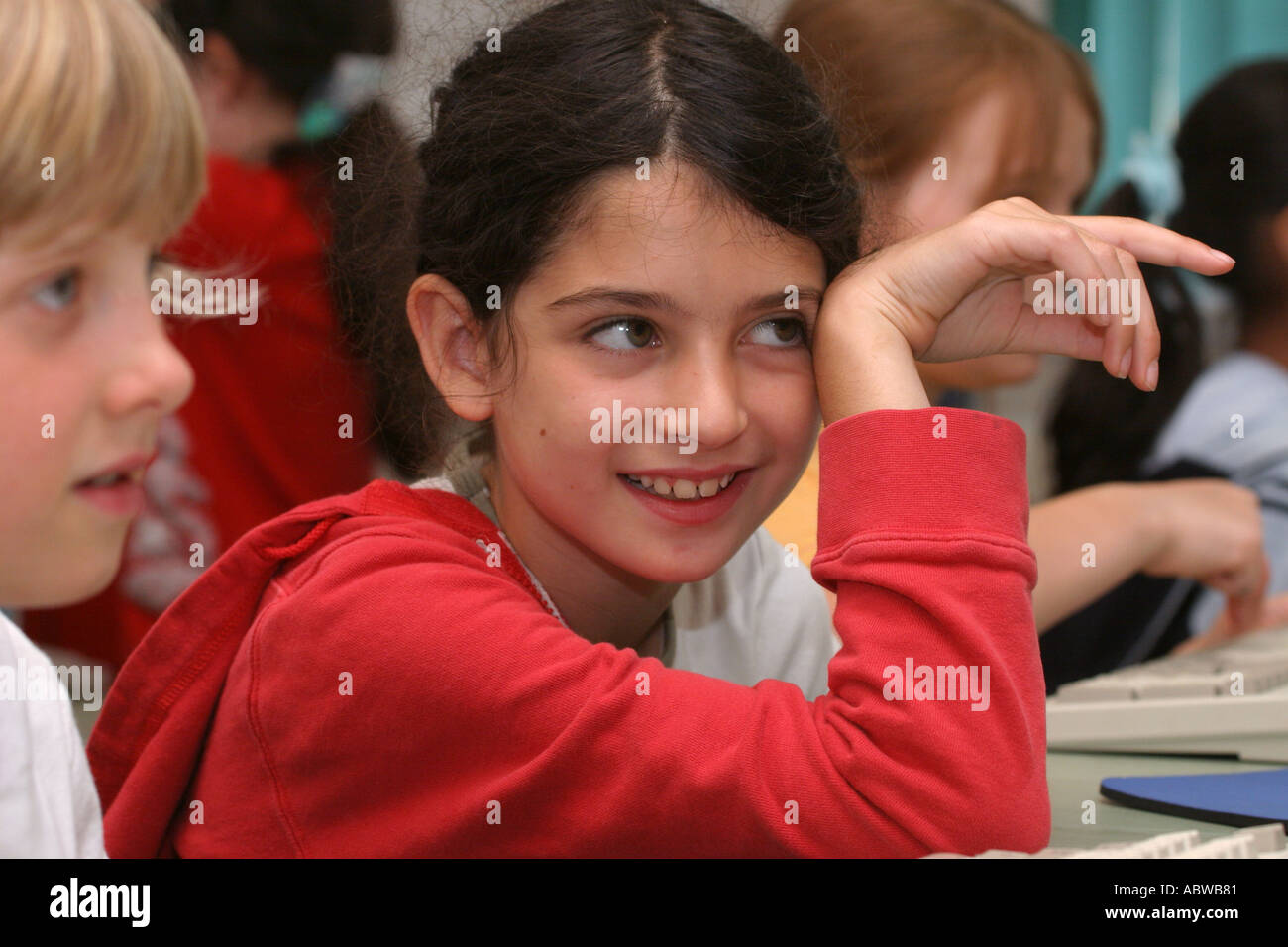 Una niña de nueve años sonriendo en clase en la escuela primaria, Betty ... Una niña de nueve años sonriendo en clase en la escuela primaria, Betty ...
