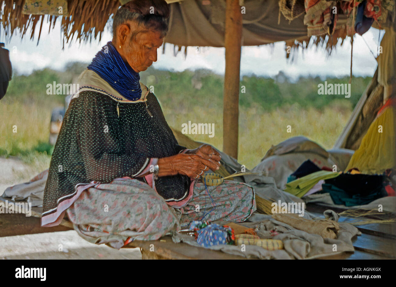 Mujer cesteria tradicional fotografías e imágenes de alta resolución ...