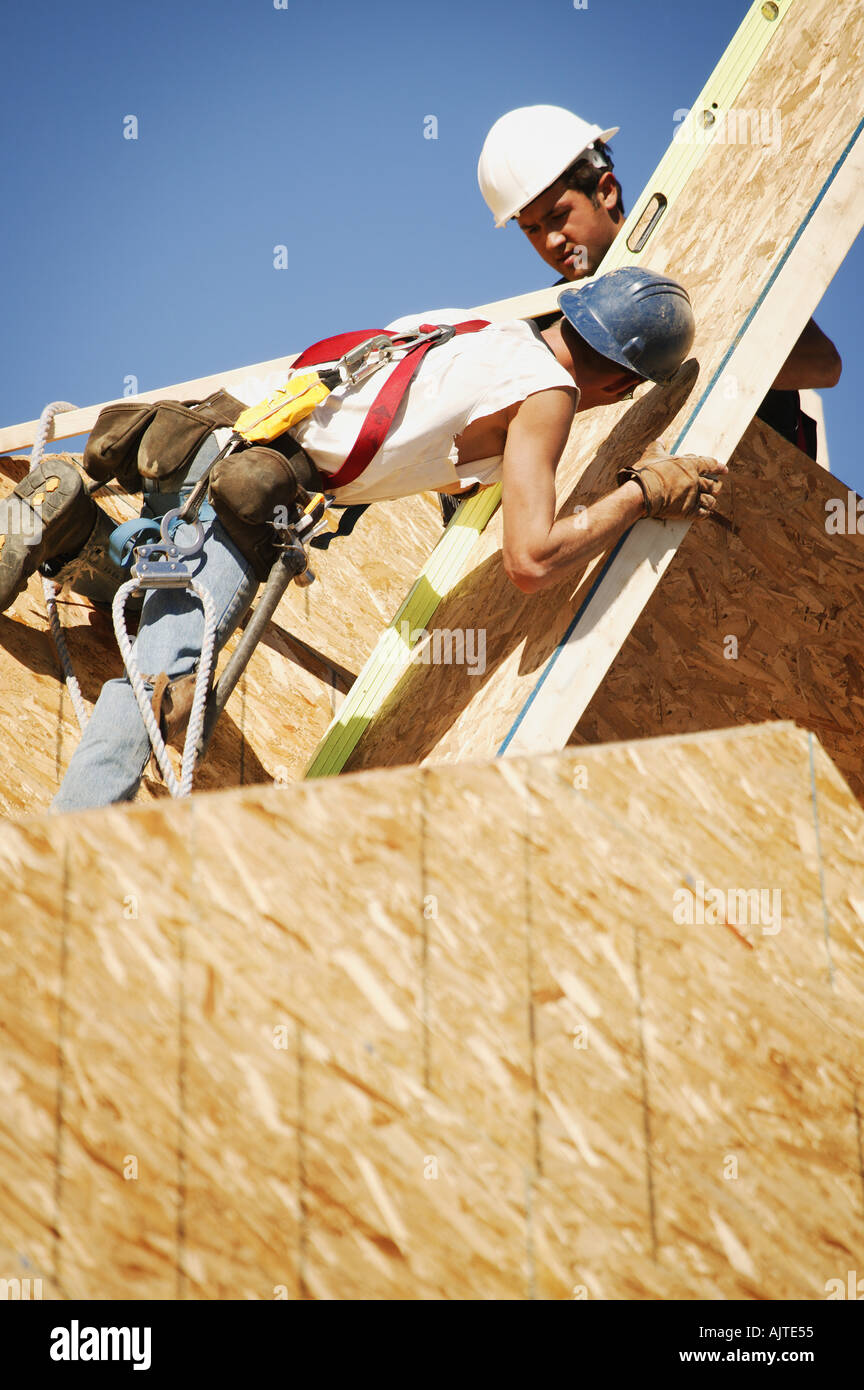 Hombres Contruyendo Casas