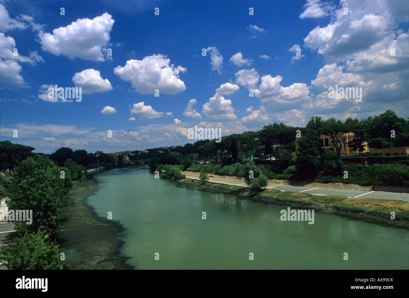 El rio tiber fotografías e imágenes de alta resolución - Alamy