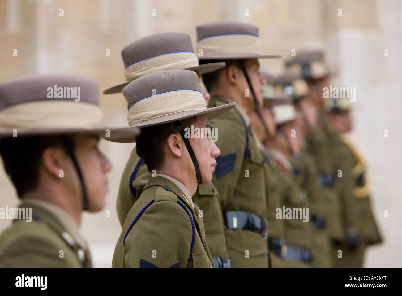 Los Gurkhas Del Royal Gurkha Rifles Formando Una Guardia De Honor En