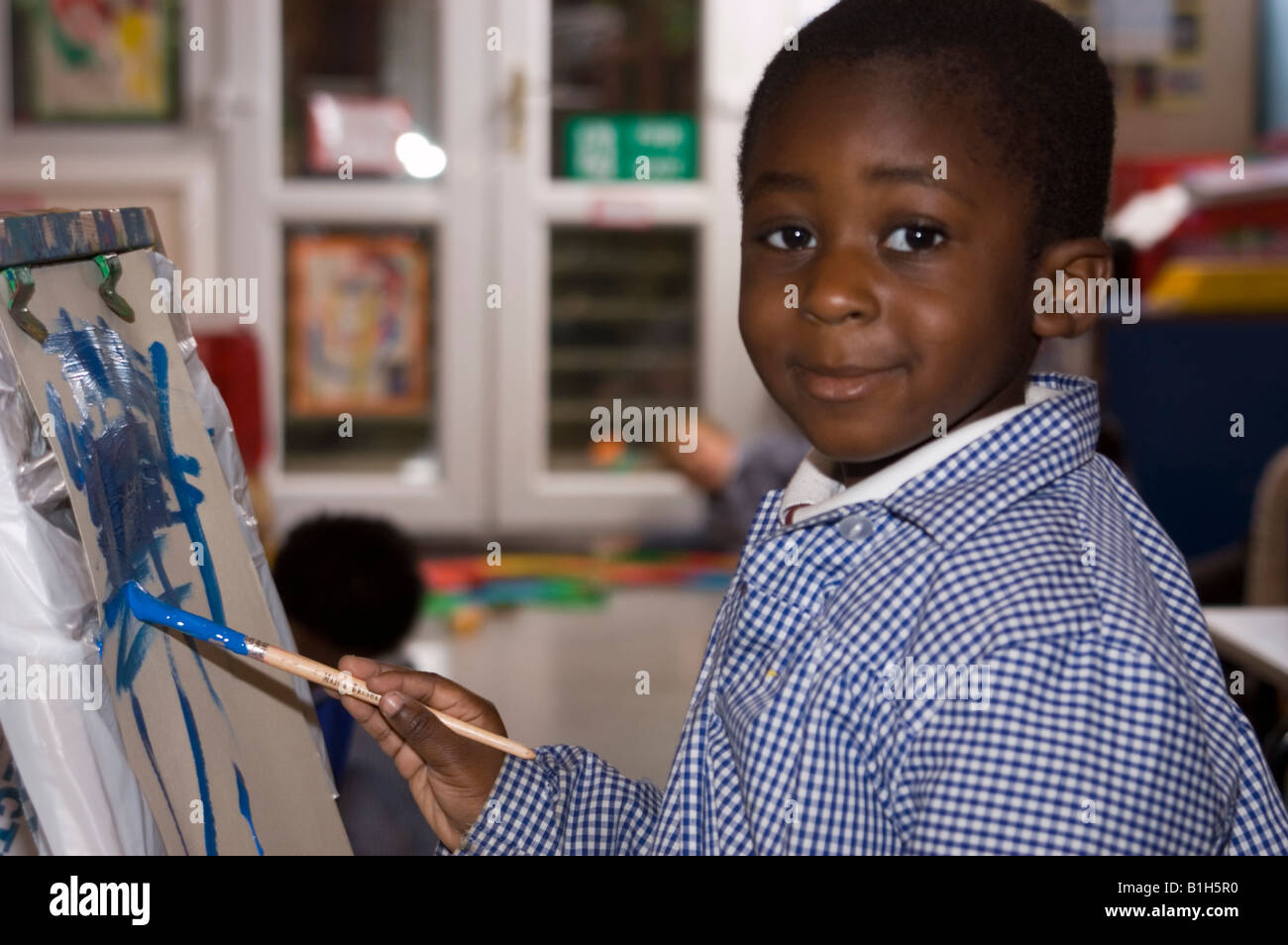 Niños Pintando En Kinder Fotografías E Imágenes De Alta Resolución Alamy