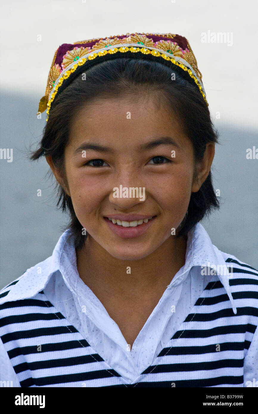 Xinjiang china young uyghur girl fotografías e imágenes de alta ...
